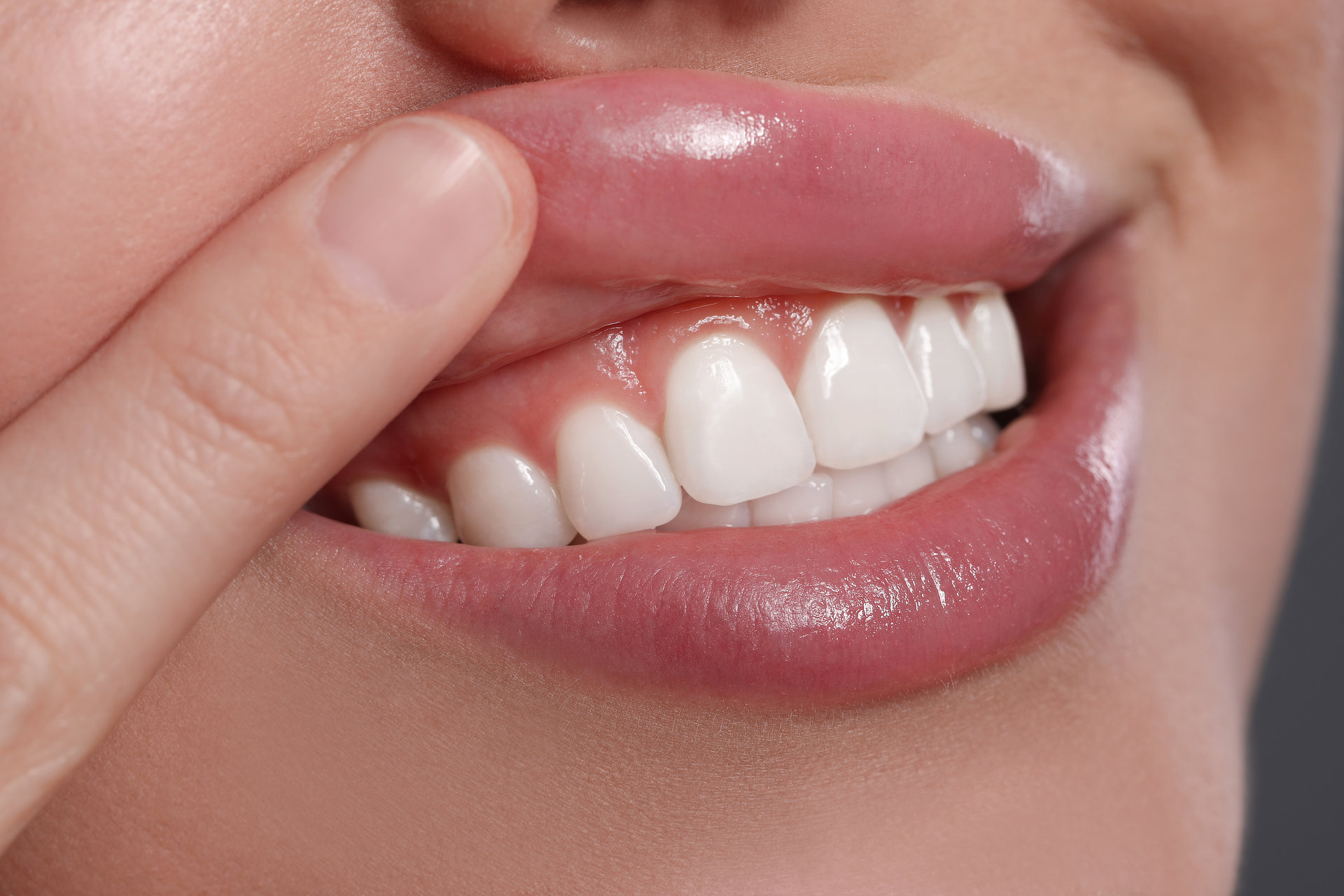 6 Signs You Should See a Gum Specialist